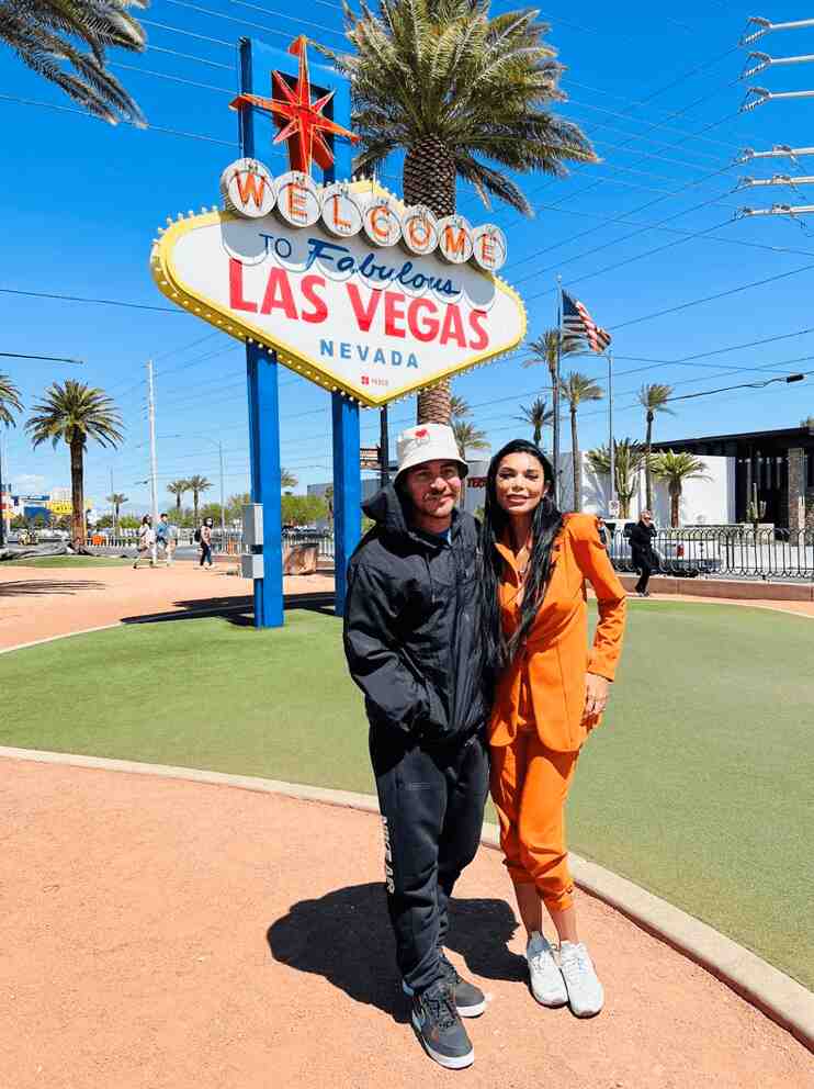 Socialite paraibana quebra protocolos e serve champagne em taças plásticas